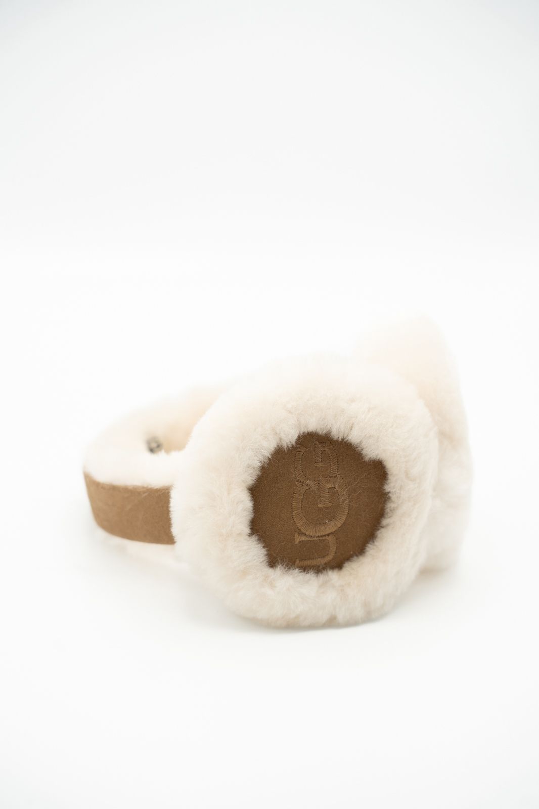 UGG chapeau Ecru femmes (UGG Earmuf classic daim bord écru - 20955 ...